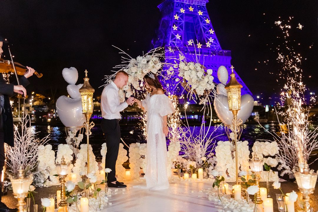 Agency of organization a WOW Marriage Proposal in Paris.